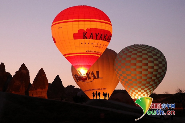 土耳其著名景区放飞热气球 色彩绚丽装点天空_发现频道_中国青年网